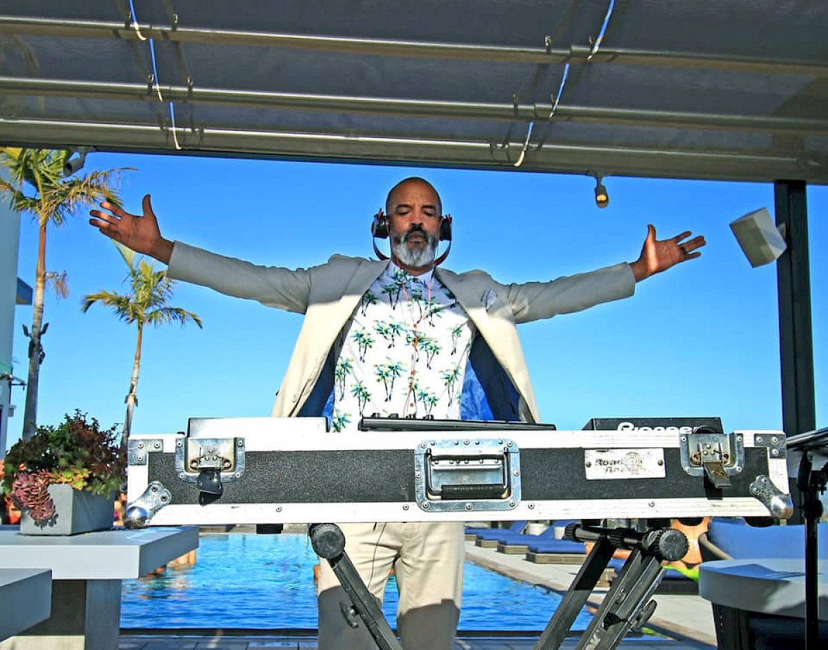 DJ Barry Thomas at Monkey Bar